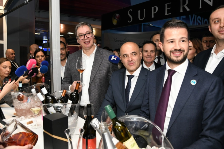 Телевизија 24 Ковачевски Вучиќ и Милатовиќ на вечера ја отпеаја „Дајте вина хочу лом“