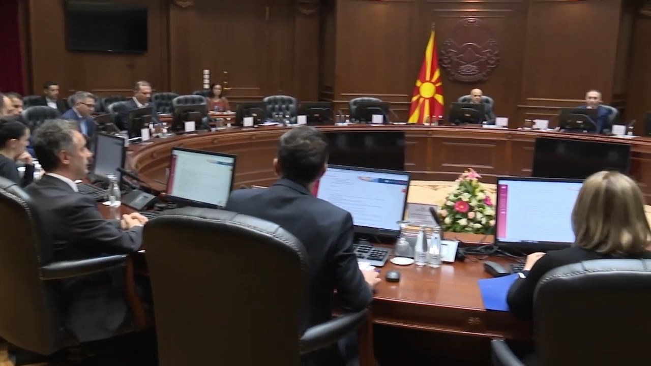 Телевизија 24 Битиќи За намалување на функционерските плати потребен