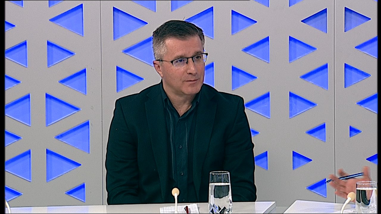 Телевизија 24: Еленовски за ТВ 24: Имаме варијанта дека е можно и да се ...