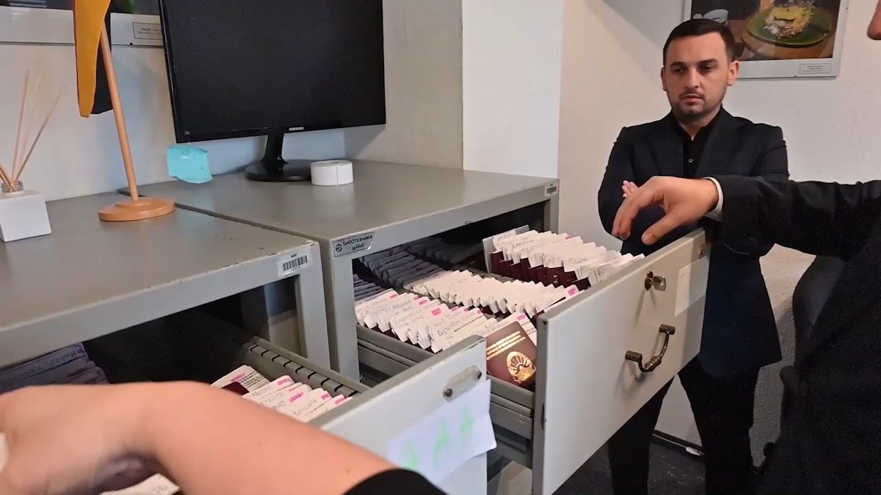 Телевизија 24 Политички обвинувања за пасоши