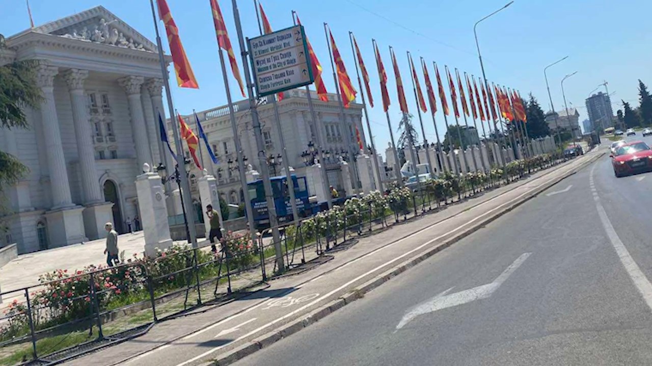 Телевизија 24 Почна враќањето на оградата околу Владата