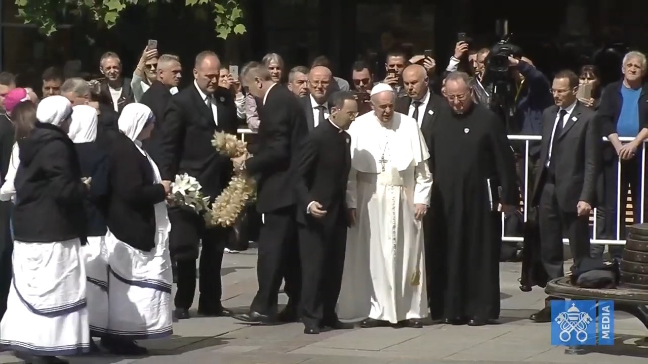 Телевизија 24 Светот се простува од папата Франциск