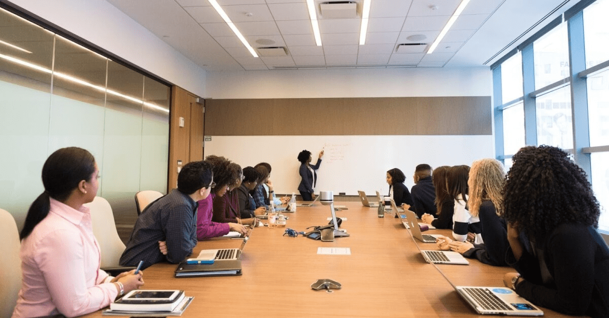 7 Stylish Conference Table Setup Ideas for Coworking Spaces