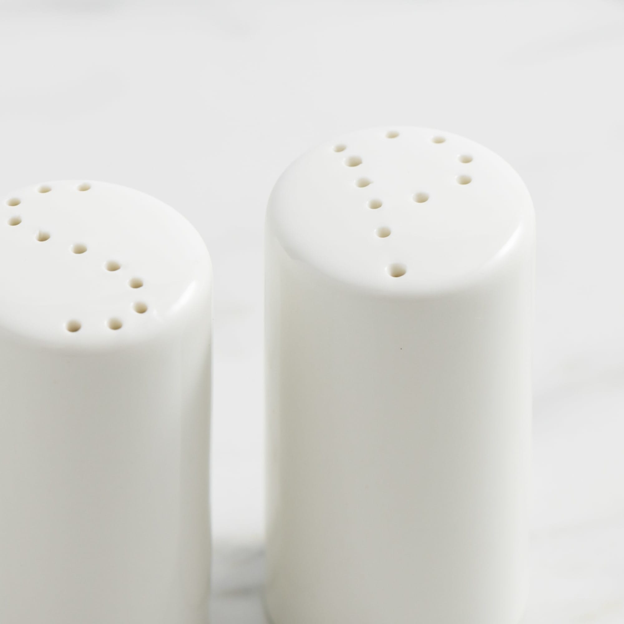Salisbury & Co Classic Salt and Pepper Shaker Set White | Kitchen ...