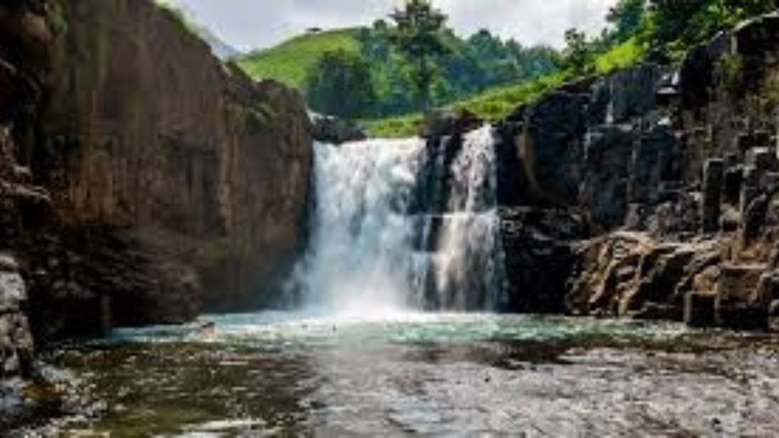 Zarwani Waterfall | Photos, Ticket Price, Best Time to Visit