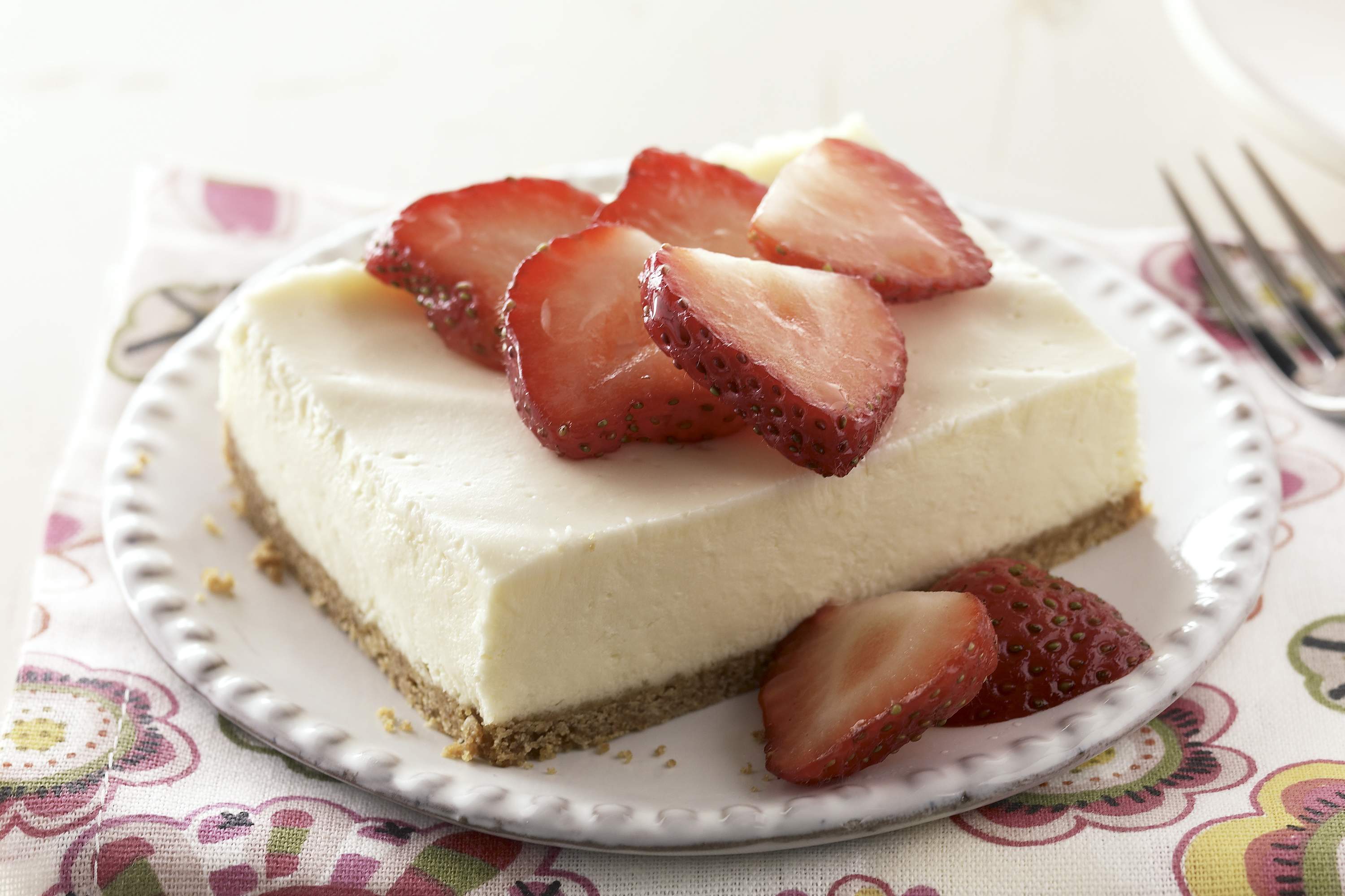 Gâteau au fromage PHILADELPHIA à la mode de New York garni de crème ...