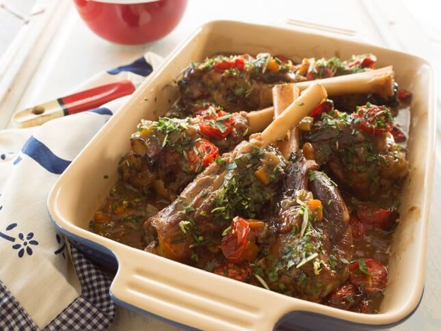 Lamb shanks with roasted tomatoes | Gravox | Recipes - Kraft Heinz