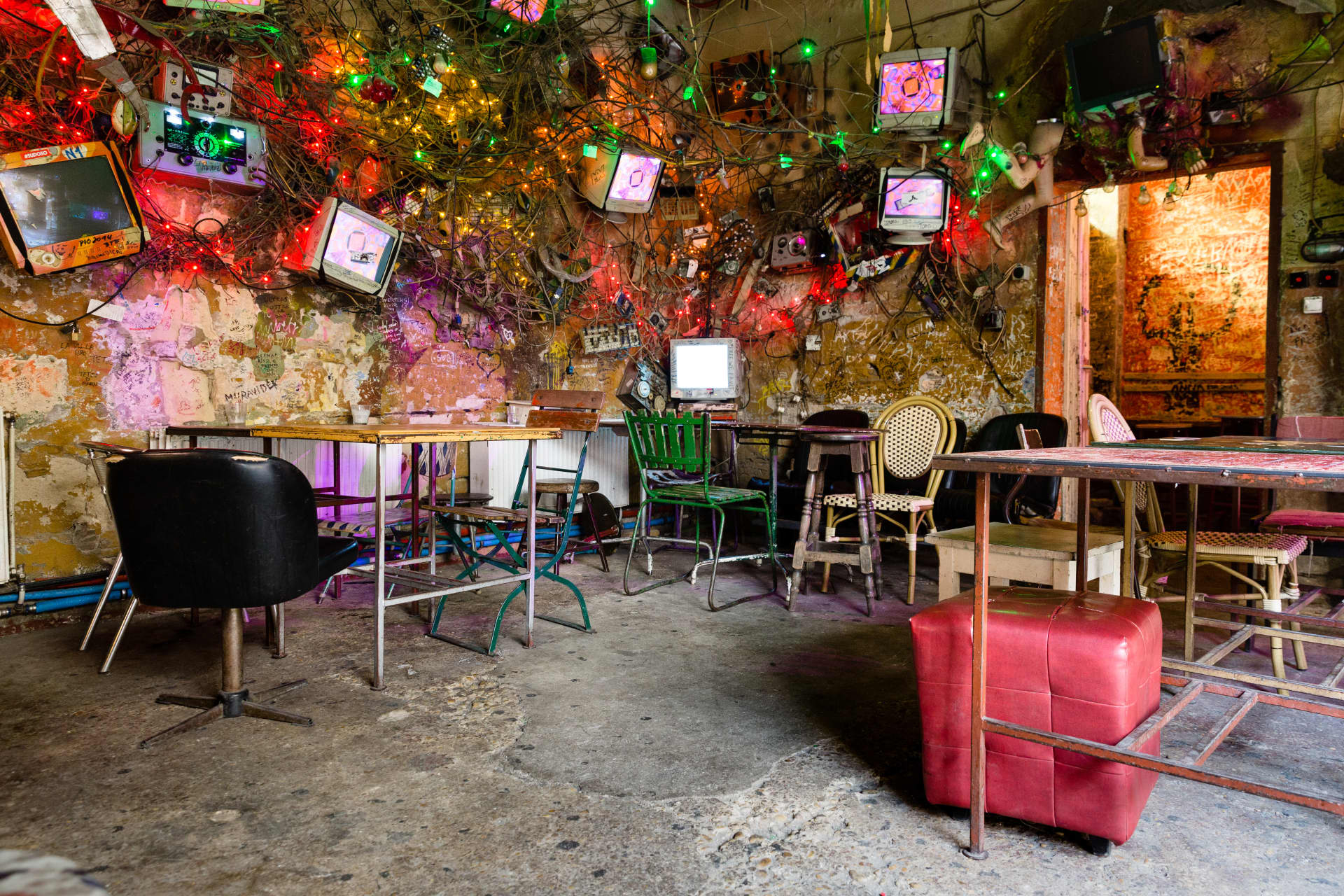 Cosa sono i "Ruin Bar" di Budapest? | Volagratis