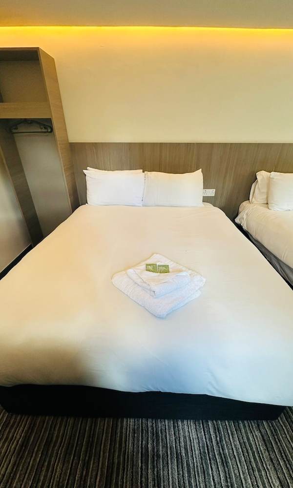 Paisley Hotels | The Best Hotels in Paisley | lastminute.com