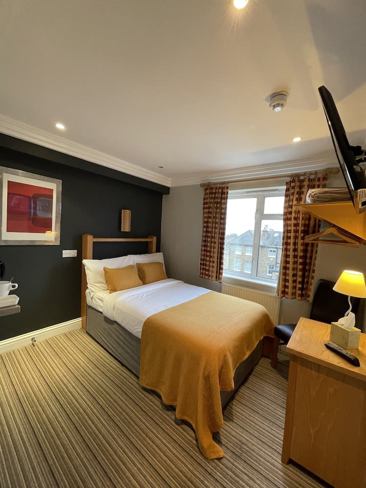 Premier Inn Bagshot, Bagshot | Best deals | lastminute.com