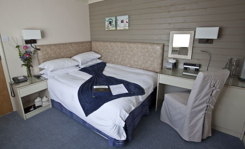 Cobo Bay Hotel, Castel | Best deals | lastminute.com