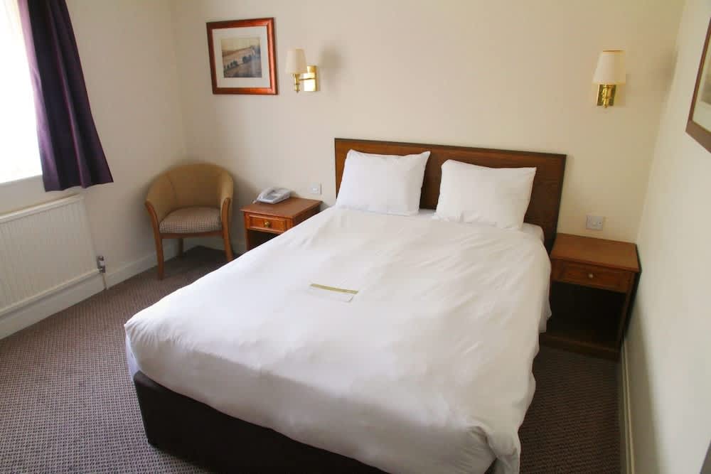 Raven Hotel by Greene King Inns, Hook | Best deals | lastminute.com