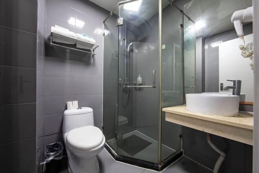 Red House Hotel (Shanghai Red House Hospital Lujiabang Road Subway ...