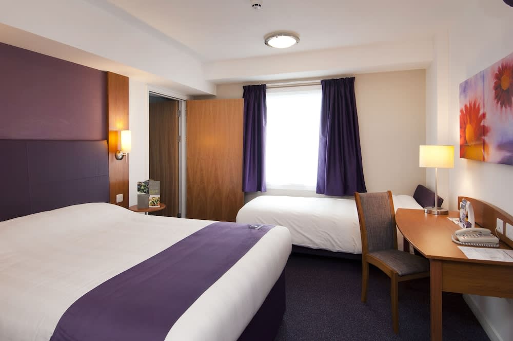 Premier Inn London Heathrow Airport T2 & T3 - Bath Road, Hounslow ...