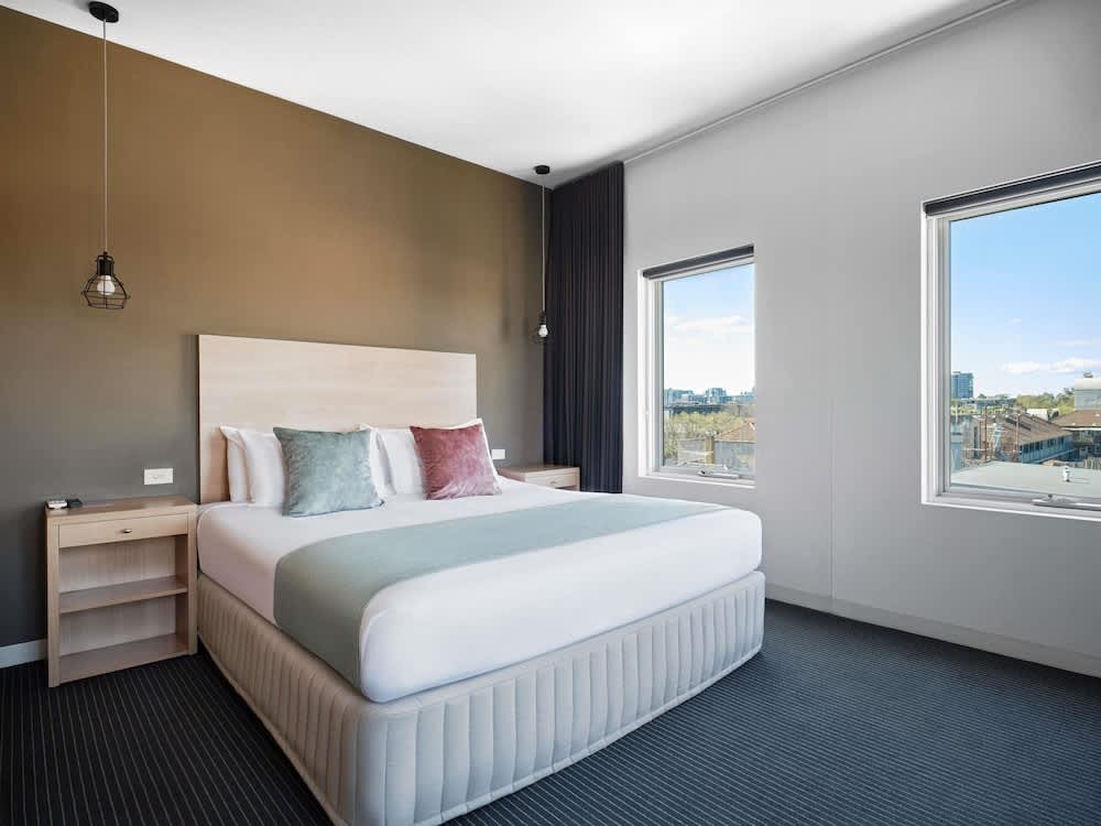 Saint Kilda Beach Hotel, Melbourne | Best deals | lastminute US