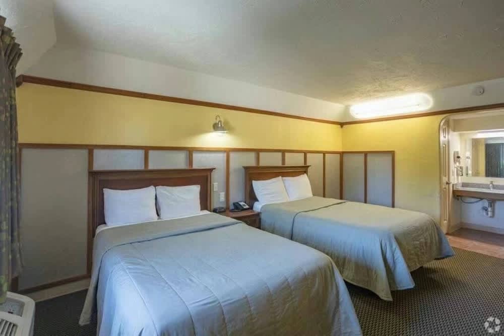 Econo Lodge, Canadian | Best deals | lastminute.com