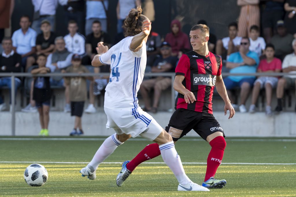 Action entre Noah Loosli (FC Lausanne-Sport) et Liridon Mulaj ...