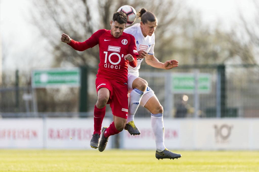Duel aerien entre Ilir Zenuni (FC Rapperswil-Jona) et Noah Loosli (FC ...