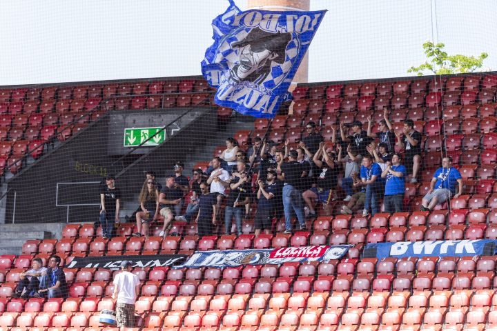 Vue des supporters du FC Lausanne-Sport dans la tribune du Letzigrund.