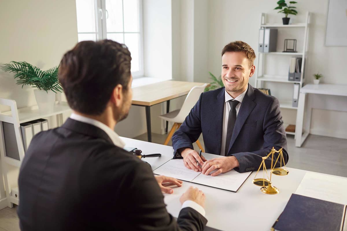 How To Become a Legal Assistant (2026)