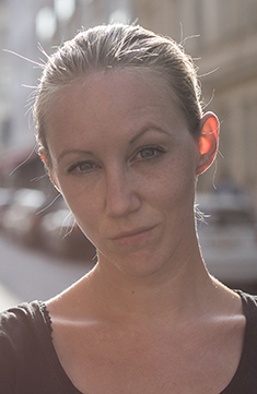 Laura Ewert | Hanser