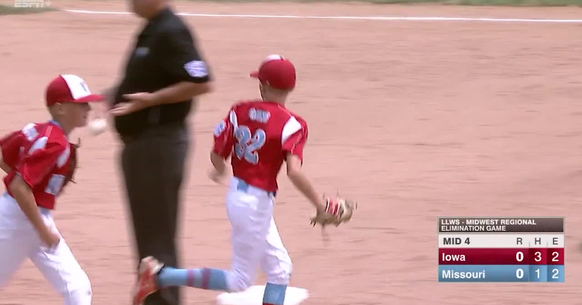 Andrew Young Makes an Amazing Diving Catch - Little League