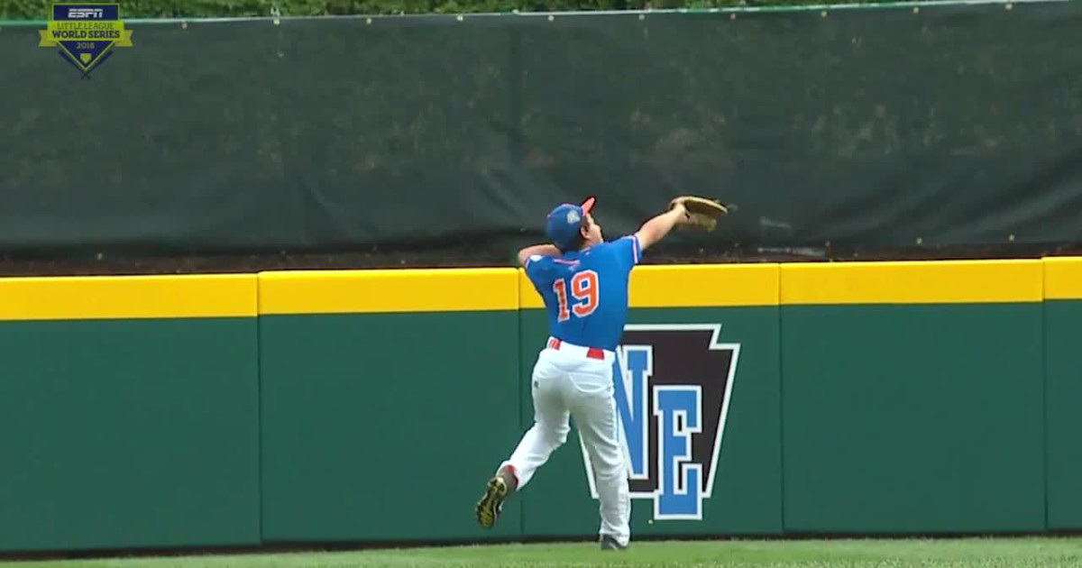 Brennan Hill Makes Difficult Running Catch - Little League