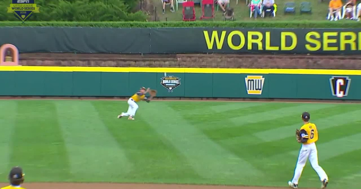 Bo Walker Dives to Make a Great Catch - Little League