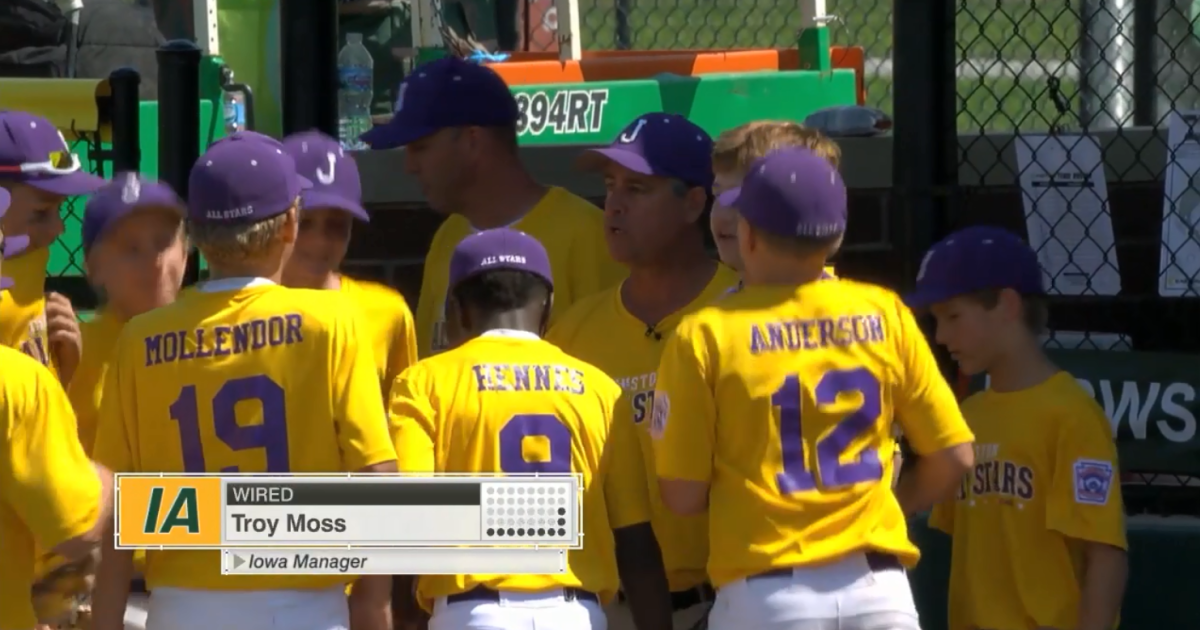 Iowa Manager Troy Moss Fires Up His Team - Little League