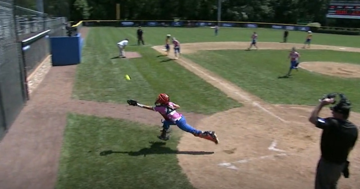Melanie Snyder Makes Spectacular Catch To Clinch Victory - Little League