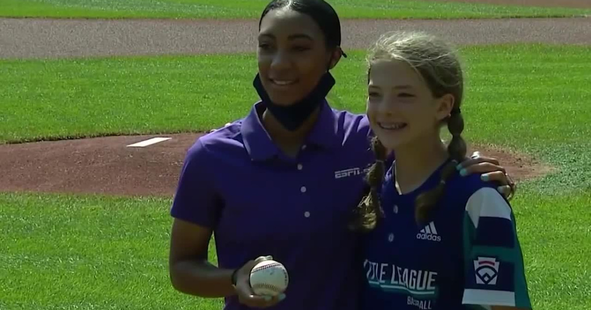 Mo'ne Davis' first pitch - Little League