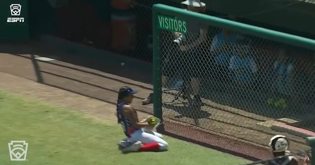 Alina Elias' sliding grab - Little League