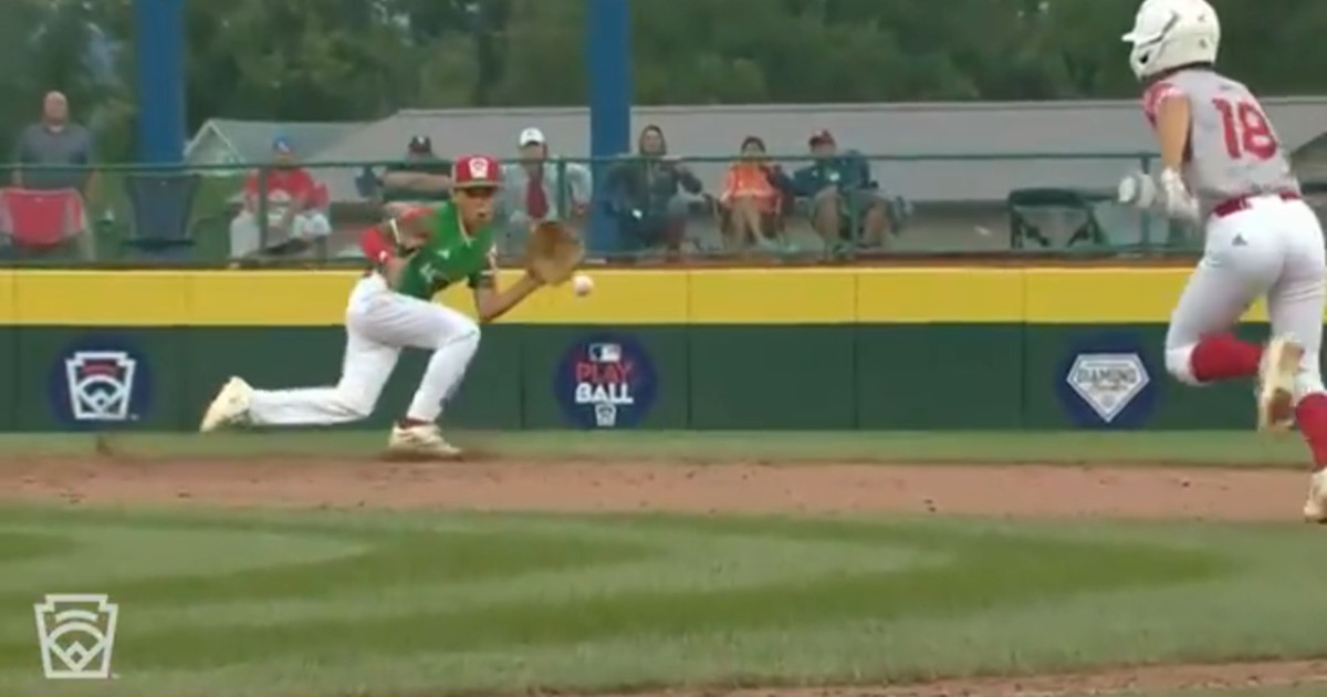 Santiago Hernandez's diving play - Little League