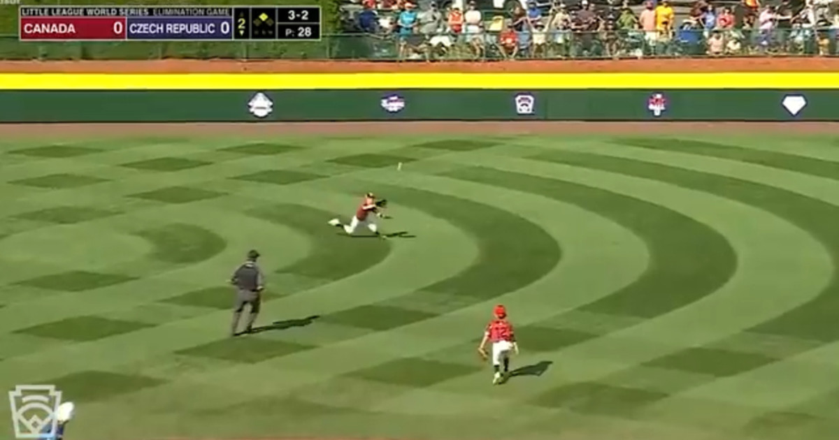 Treyten Mandziuk's great diving catch - Little League