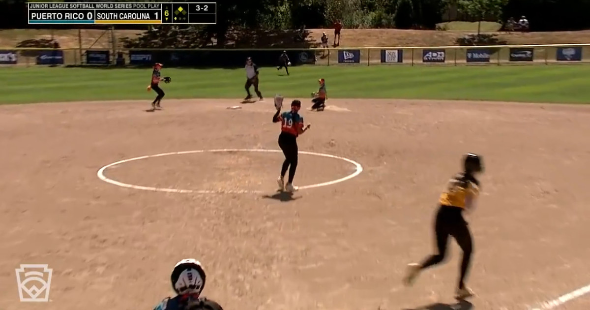 Darielys Rodriguez's sliding play - Little League