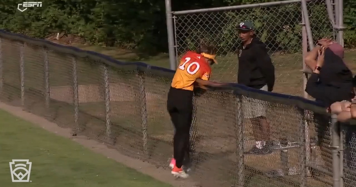 Cambry Barten's running catch - Little League