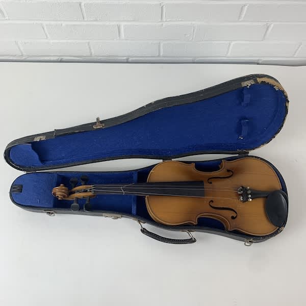 Violin With Bow & Case | LONDON PROP HIRE