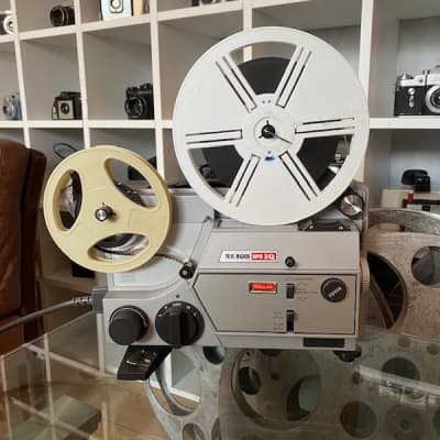 Vintage Movie Cameras and Projectors | LONDON PROP HIRE