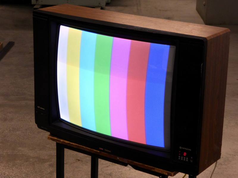 Practical 1990s Hitachi high end 28" colour TV in walnut veneer ...