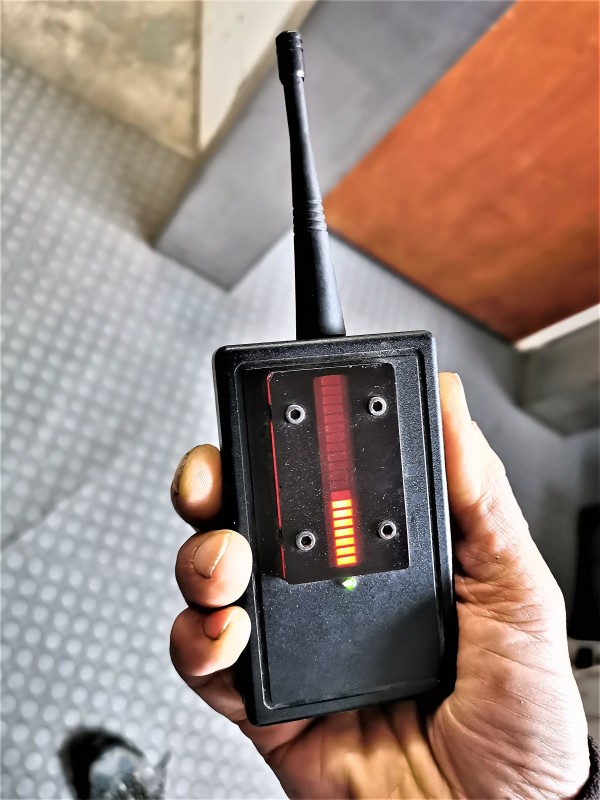 Fully practical handheld scanner / detector prop with bar graph display ...