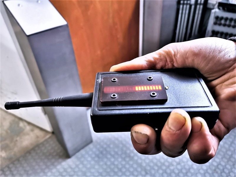 Fully practical handheld scanner / detector prop with bar graph display ...