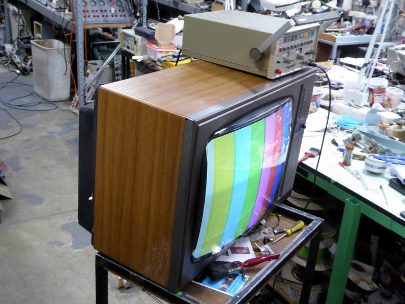 Practical 1980s 22.5" colour TV with wood effect cabinet & roundy ...