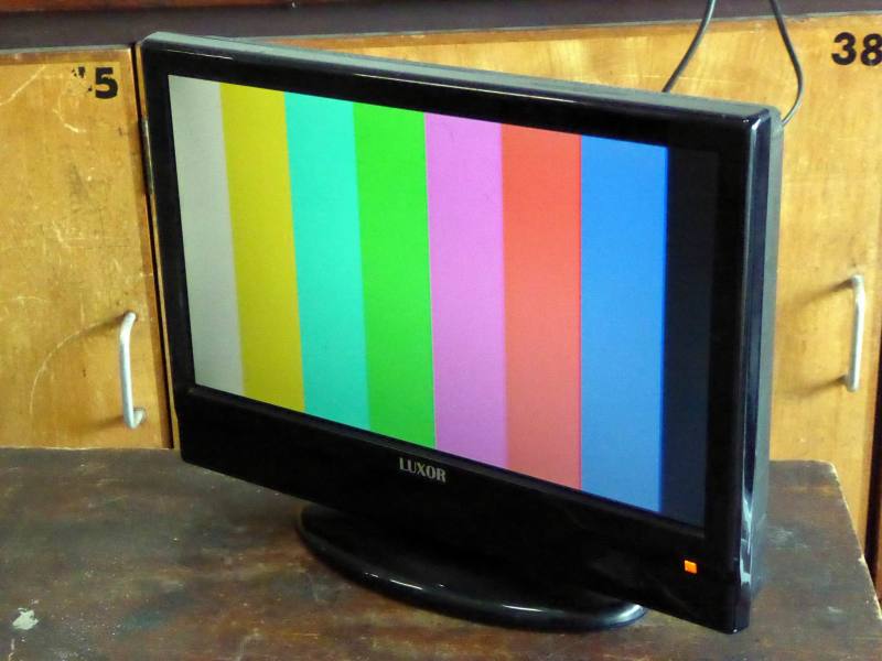 Practical small flat screen 15" TV - for teenage bedroom, small kitchen ...