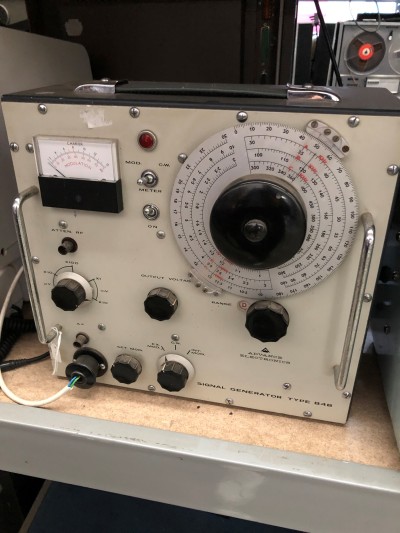 Period benchtop "radio"/signal generator with large illuminated ...