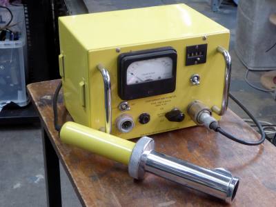 Portable 1950s cold war era Geiger counter / radiation detector ...
