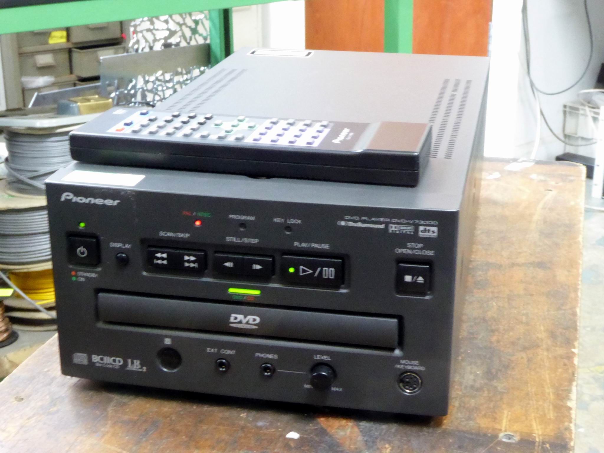 Professional DVD player for roll-bar prevention playback on CRT ...