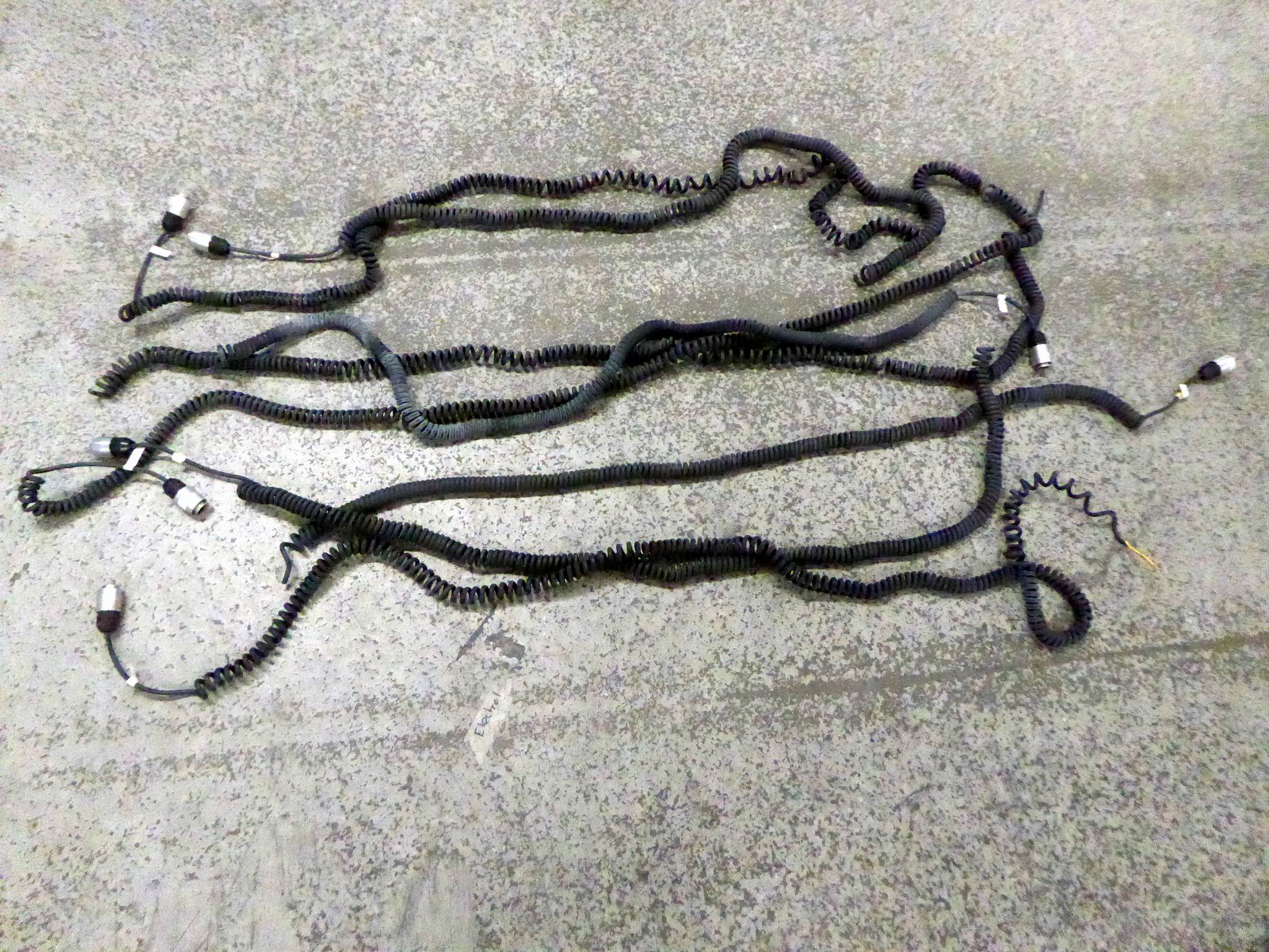 Extra long curly stretching cables in black & off-white | Electro Props ...