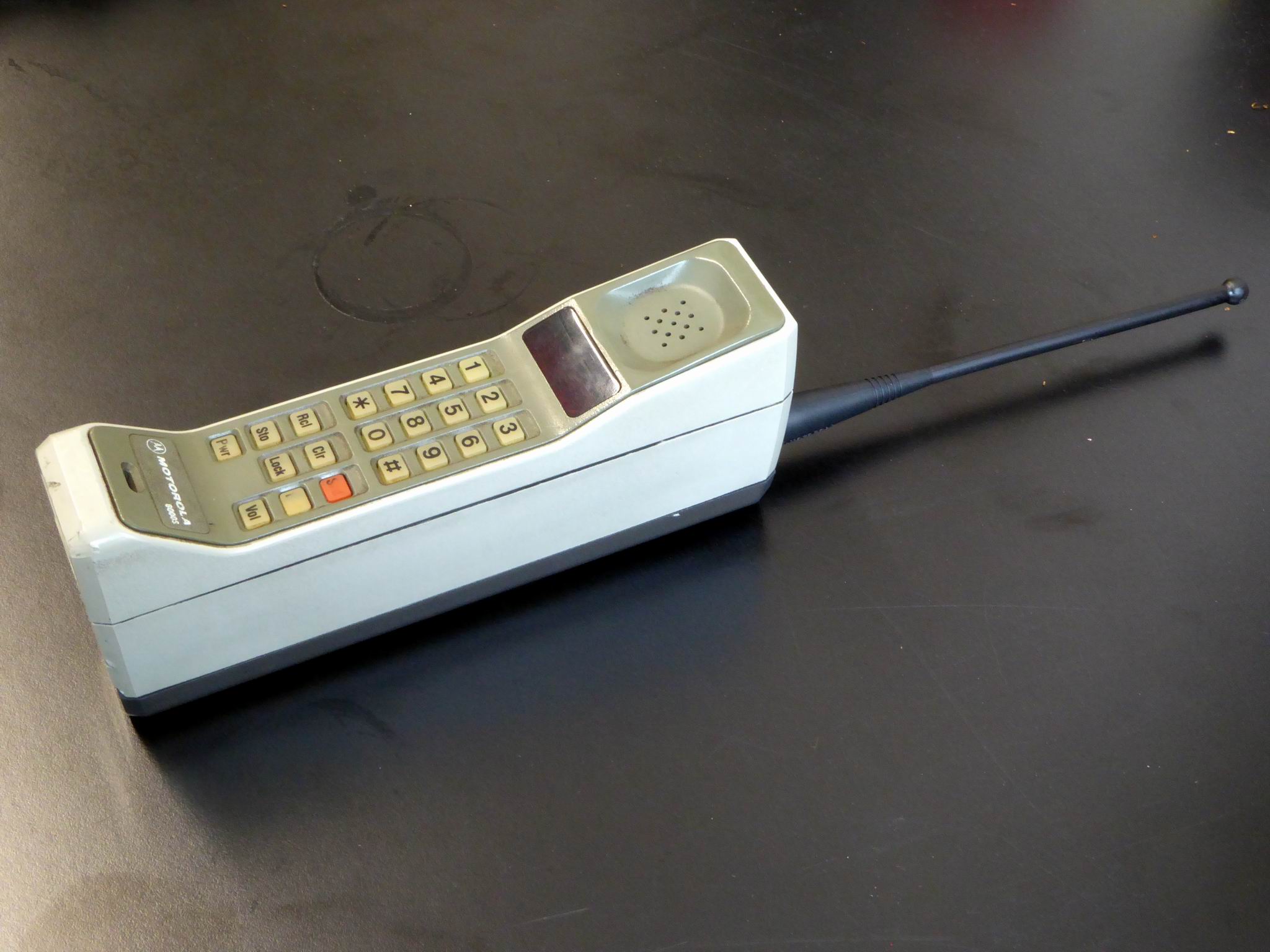 Motorola 8000s early mobile brick phone in beige & grey | Electro Props ...