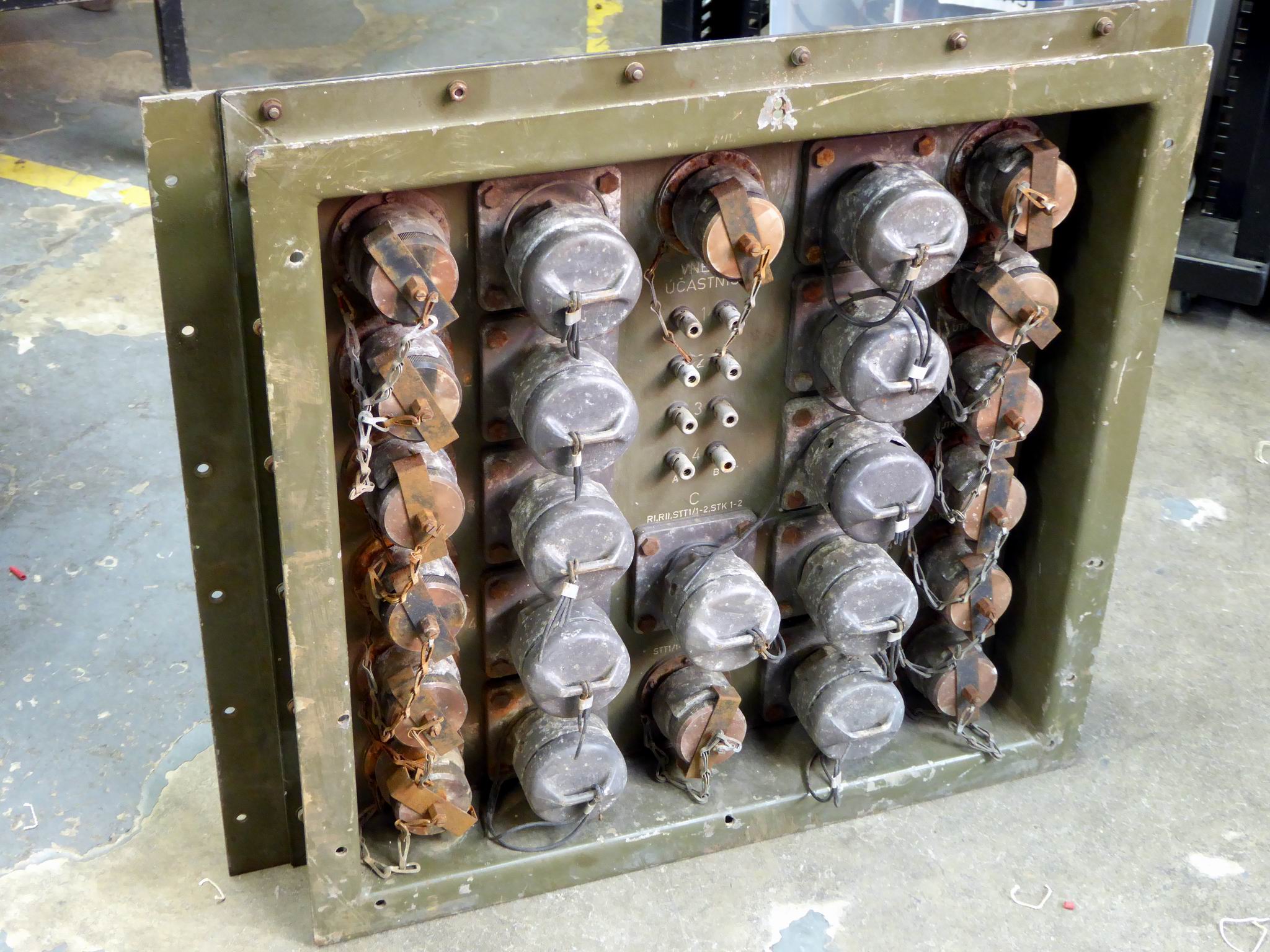 Heavy duty Russian military electrical connector panel with chain ...