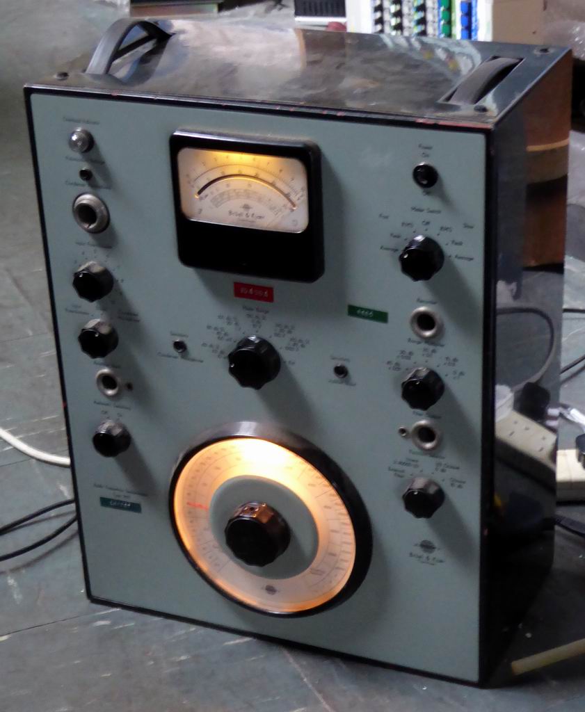 Period benchtop "radio"/signal generator with large illuminated ...